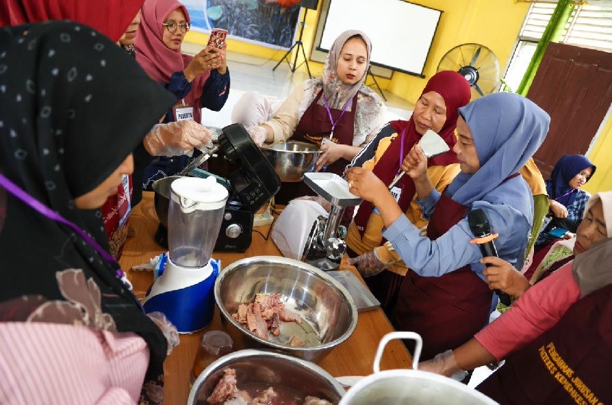 Optimalkan Potensi Lokal, PalmCo Latih 50 Perempuan Olah Ikan Lele Jadi ...